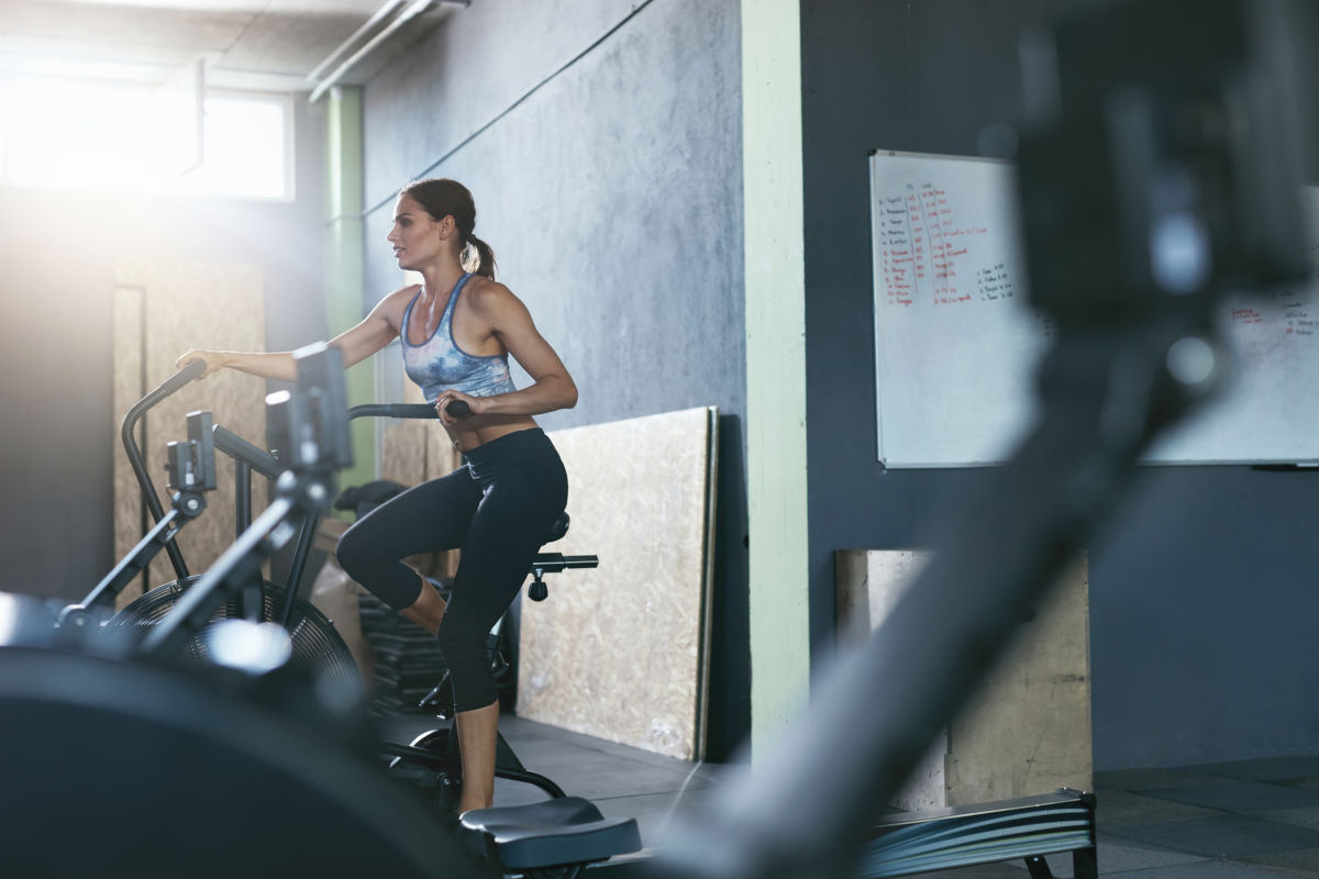 Voici les 4 raisons de pratiquer le vélo d'intérieur (indoor cycling)